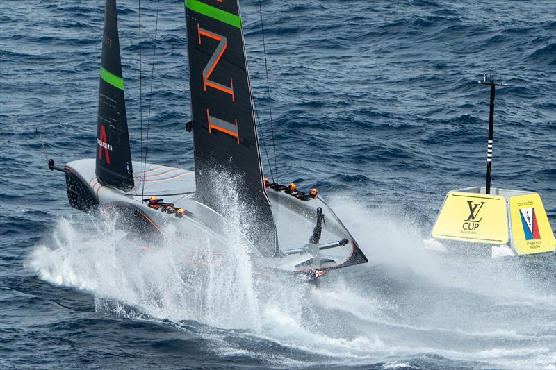 Louis Vuitton Cup Final Day 6 - A big swell makes life 'interesting ...