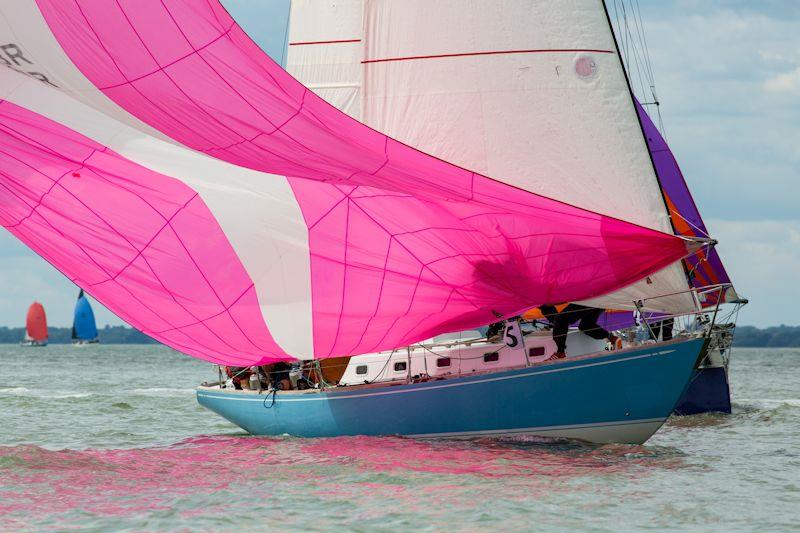 Tide turns, wind drops, big raft-up at Gurnard, 300 yards from Egypt ...