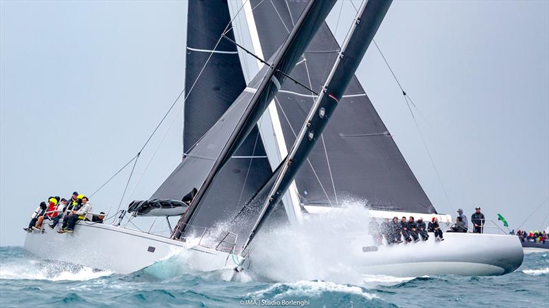 The Marten 72 Aragon crosses ahead of IMA President Benoît de Froidmont ...