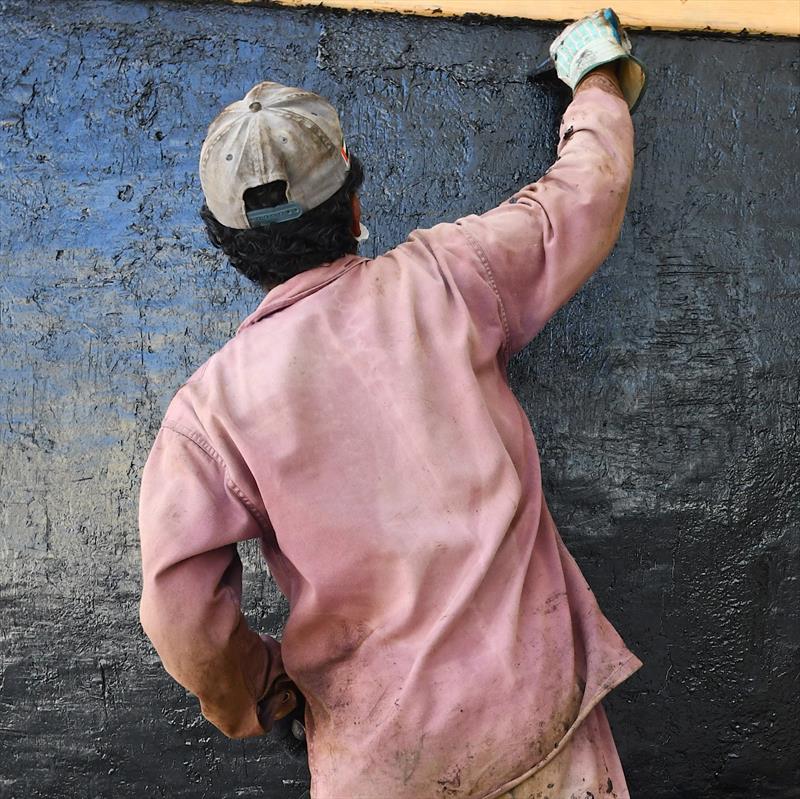 Applying bitumen to the Magan Boat