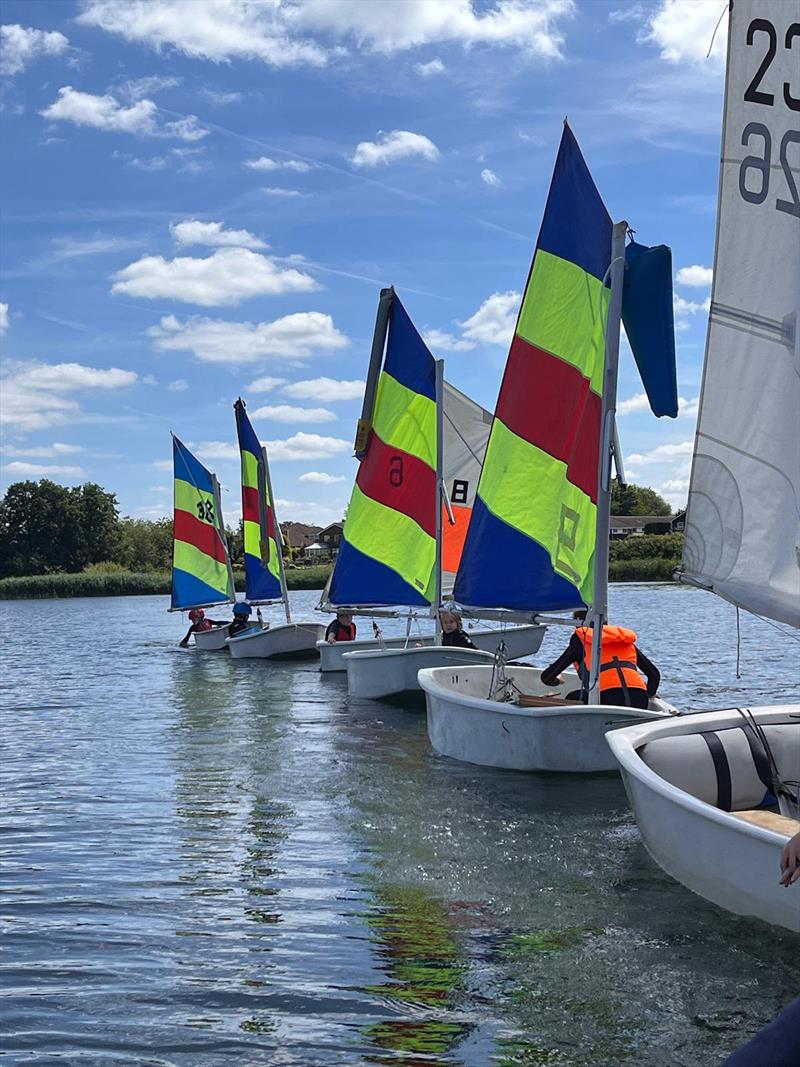 Chipmates mid-summer regatta at Chipstead: Oppie towing