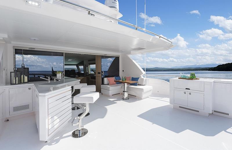 Horizon FD87 Bella Tu - Bridge Deck Aft