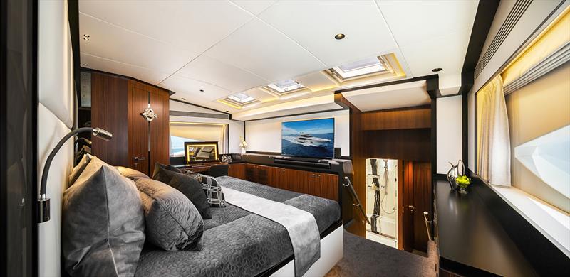 Horizon RP125 custom - Master Stateroom