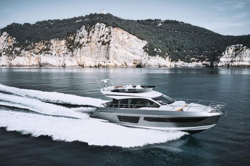 Azimut 53 Fly - running