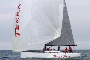Terra Firma slips along in the gentle breeze. - Club Marine Series