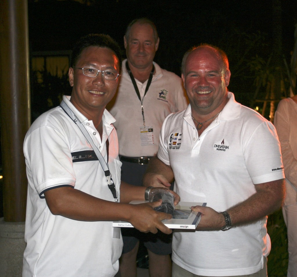 Steve Urwin, CEO Dhevatara Properties, presents the IRC Racing prize to ...
