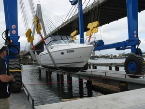Boat in straddle lift - Australia's new world class marine maintenance ...