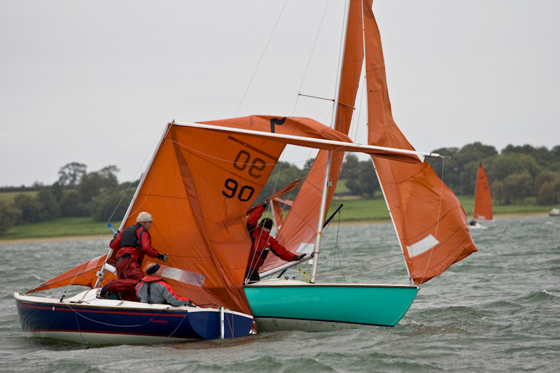 David Barrow and Andrew Viney in Paramour lose their mast during the ...